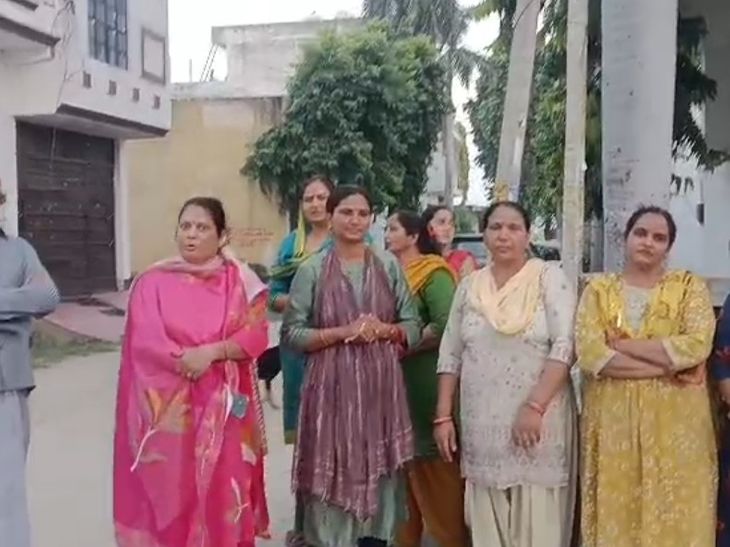 Posters demanding escape from illegal construction in Modi Nagar colony ...