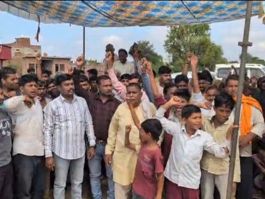 Villagers in Kasganj demanded construction of a bridge on the highway.