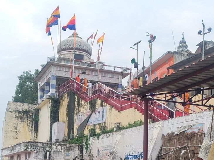 Crowds of devotees gathered at Shringaverpur Dham on the full moon day ...