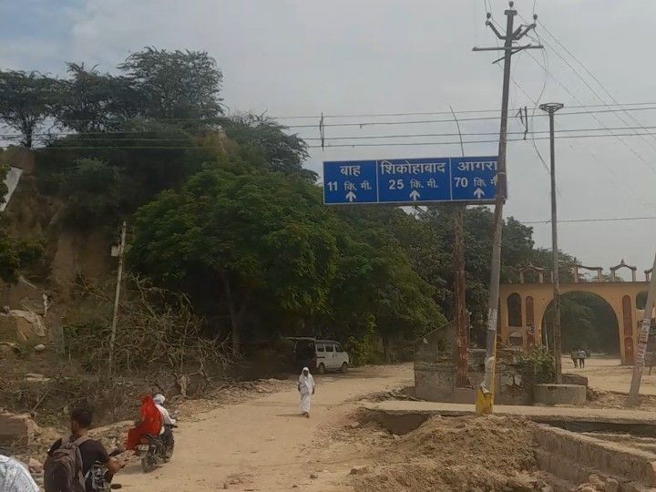 Roads in Agra are in bad shape before the Bateshwar fair. | आगरा के ...