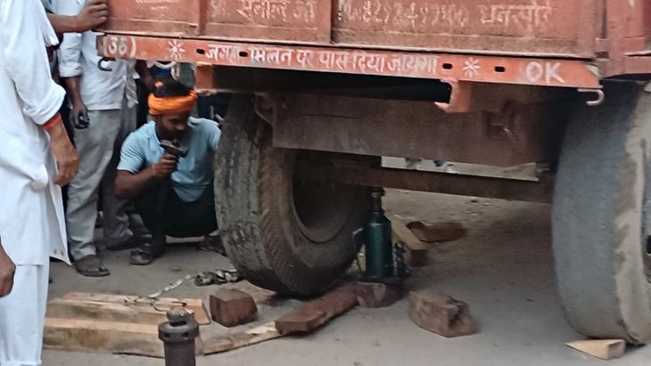 The trolley's wheel malfunction caused a traffic jam. | ट्रॉली के चक्के ...