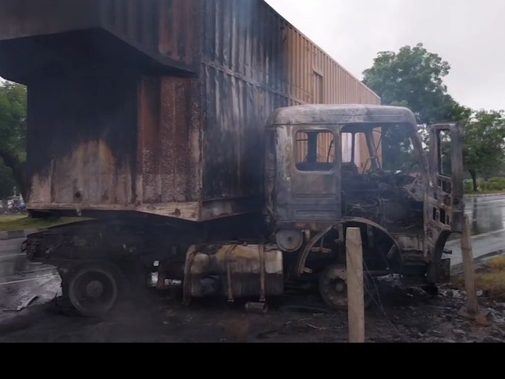 Trailer catches fire in Agra