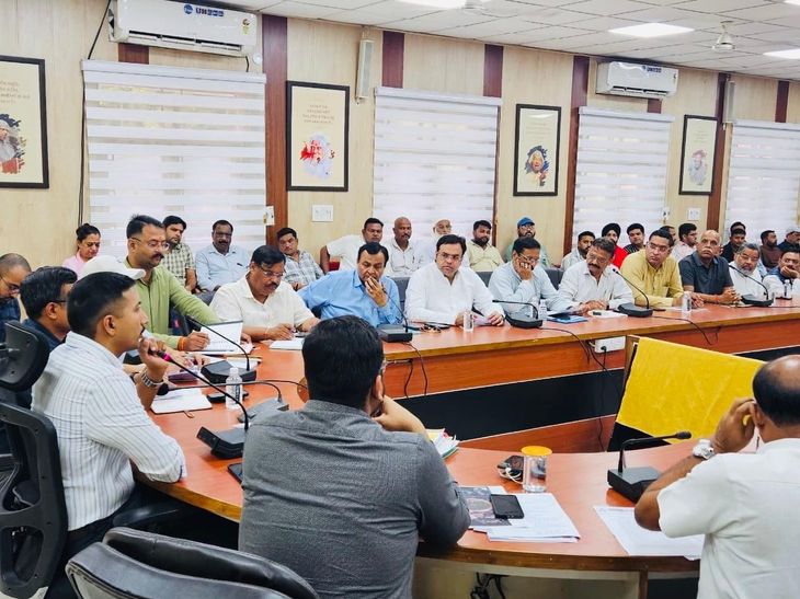 Lucknow DM Vishakh holds two important meetings before the festivals ...