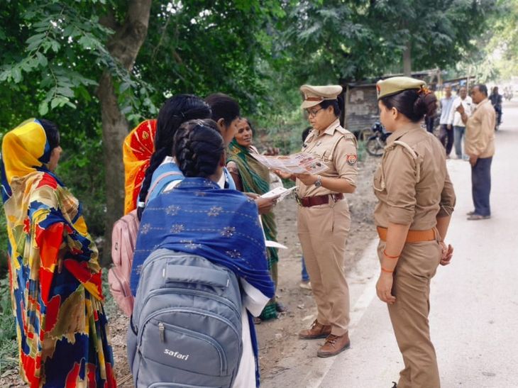 Ghosi police made women and girl students aware | घोसी पुलिस ने महिलाओं ...