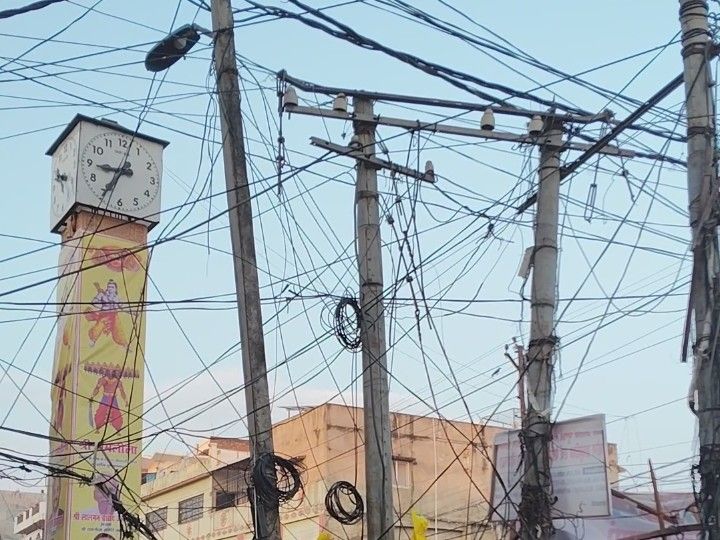 Hanging wires at Nautanwa Clock Tower intersection | नौतनवा घंटाघर ...