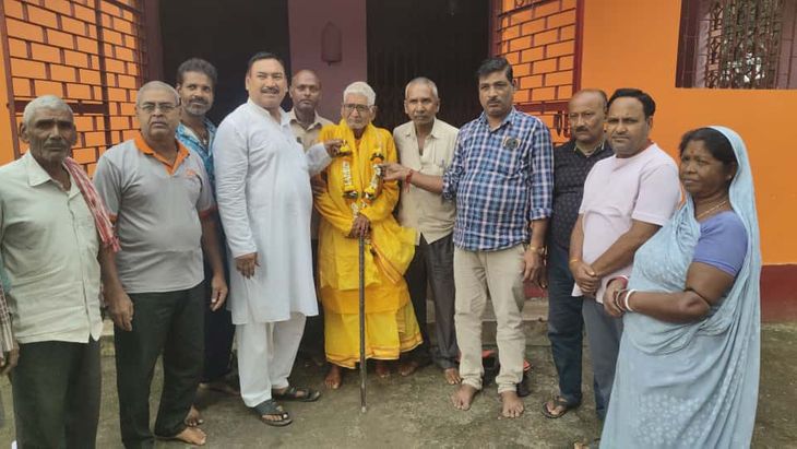 Pandit Harihar Pandey was honored | पंडित हरिहर पांडेय को किया सम्मानित ...