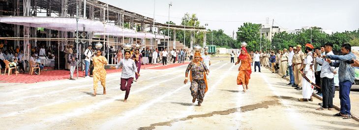 Panihari Matka race, mustache competition was attractive | पणिहारी मटका ...