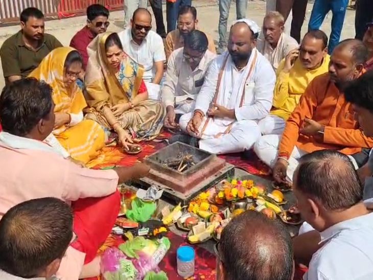 Business begins in the new vegetable market in Rath