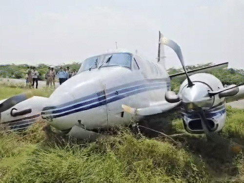 Uncontrolled jet crashes into bushes in Farrukhabad