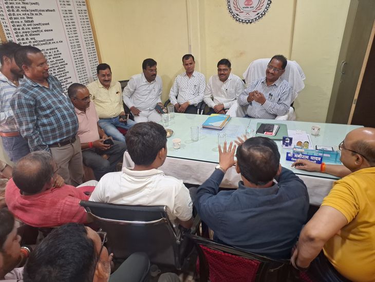 Protest against transfer of Ramanujganj Education Office