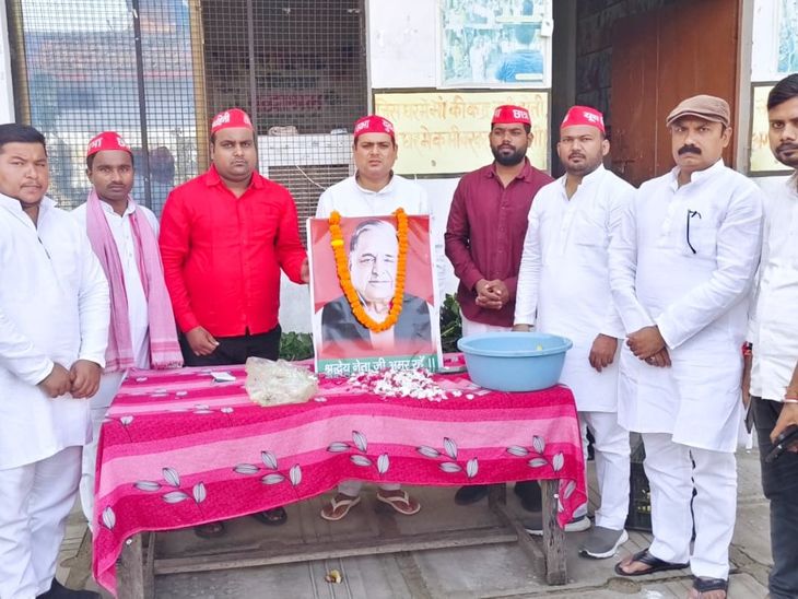 Tribute to Mulayam Singh Yadav in Mehda Purva