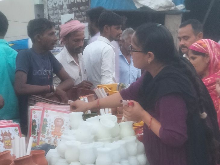 The splendor of Karva Chauth in Piwari of Etah | एटा के पिवारी में करवा ...