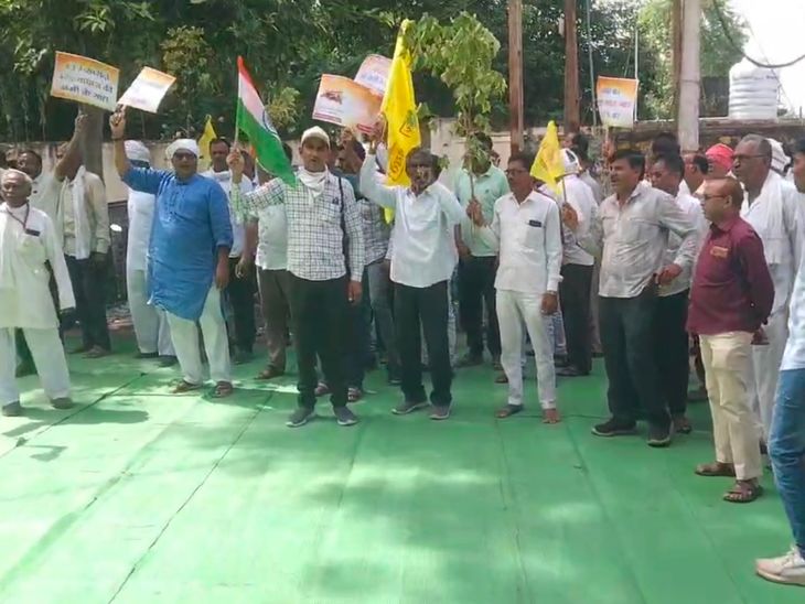 Farmers protest at MLA office in Mandleshwar