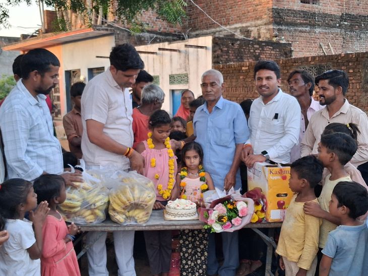 Mandal president celebrated his birthday with tribal children | मंडल ...