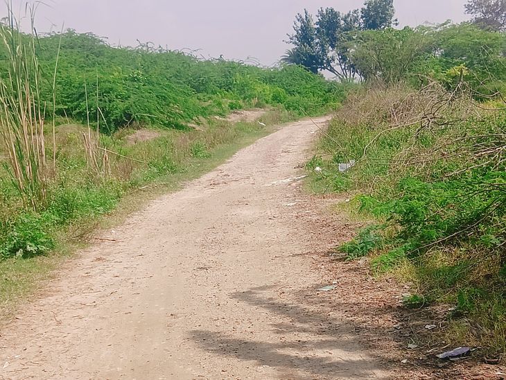 The construction of the unpaved road in Bilhaur has been stuck for years.