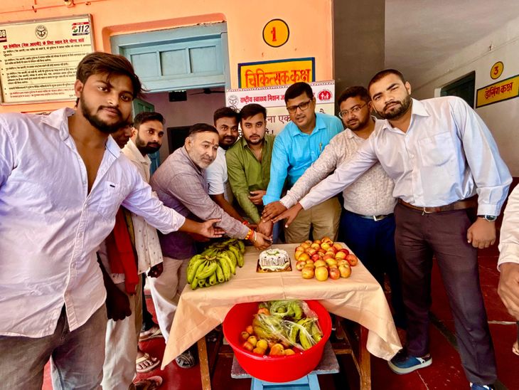 Fruit distribution on the birthday of Khadda MLA | खड्डा विधायक के ...