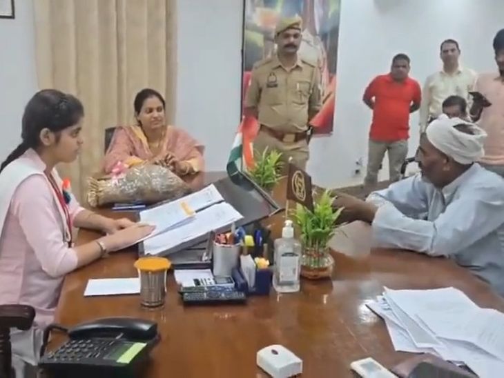 In Prayagraj, girl students took over the posts of DM and CDO.