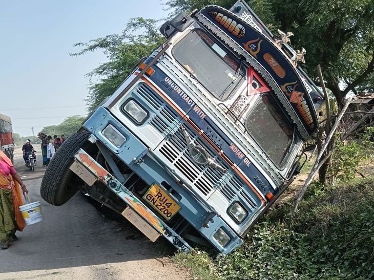 Petroleum tanker overturns near Dudu, accident averted | दूदू के पास ...