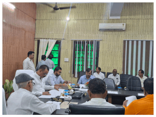Varanasi News Mayor expelled the Additional Municipal Commissioner from ...