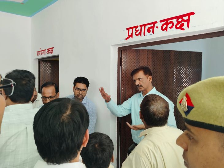DM found dirt in the water tank in Muhammadabad | मुहम्मदाबाद में डीएम ...
