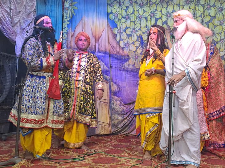 The death of Dasharatha was staged in Mursan Ramlila. | मुरसान रामलीला ...