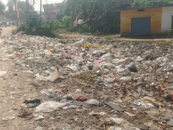 Piles of garbage in Baburi Bazaar