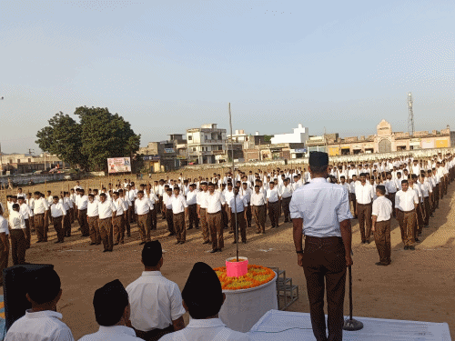 Rashtriya Swayamsevak Sangh's path march in Raniwada | रानीवाड़ा में ...