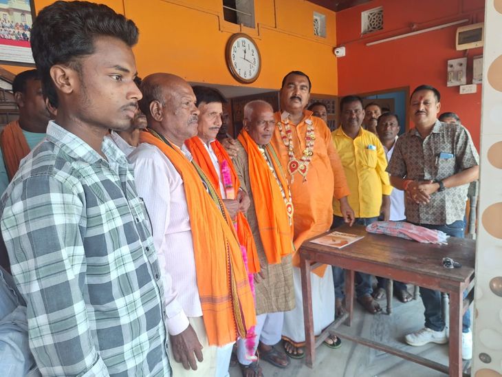 Disaster Management Minister welcomed many RJD workers joining BJP | कई ...