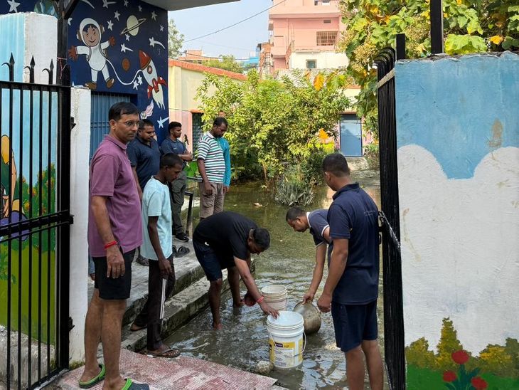 Dafi School in Varanasi has been waterlogged for the past 10 days ...