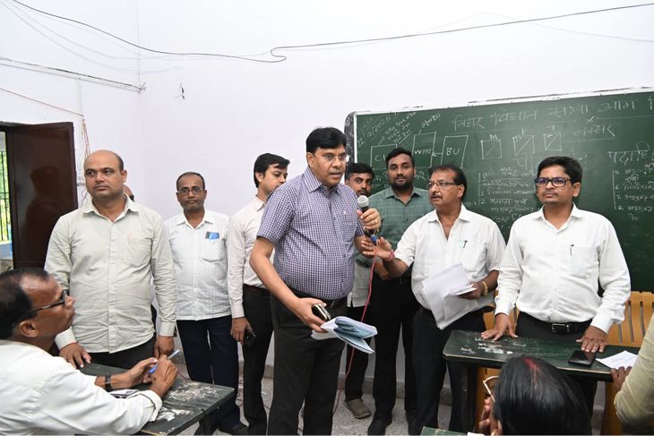 Training of polling personnel underway at MP High School | एमपी हाई ...