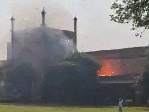 Taj Mahal Fire Video Update; Main Dome Short Circuit | Agra News