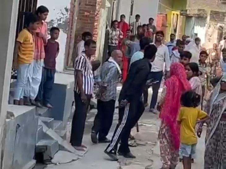 A young man brandished a weapon in Dhaulana, VIDEO | धौलाना में युवक ने लहराया हथियार, VIDEO ...