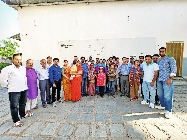 Winners of Dainik Bhaskar's Jeeto Sona-Silver scheme received silver ...