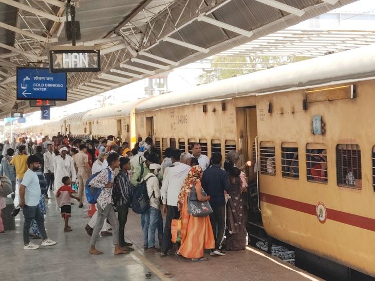 Special AC Superfast train between Mumbai Central - Shakurbasti