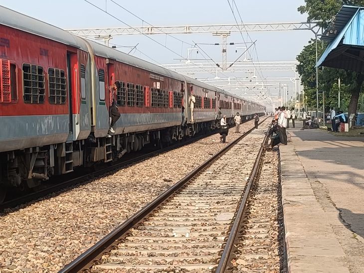 Unchahar Express arrived three hours late