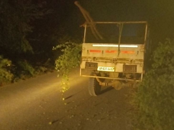 Pickup collided with a tree in Madiyahun | मड़ियाहूं में पिकअप पेड़ से ...