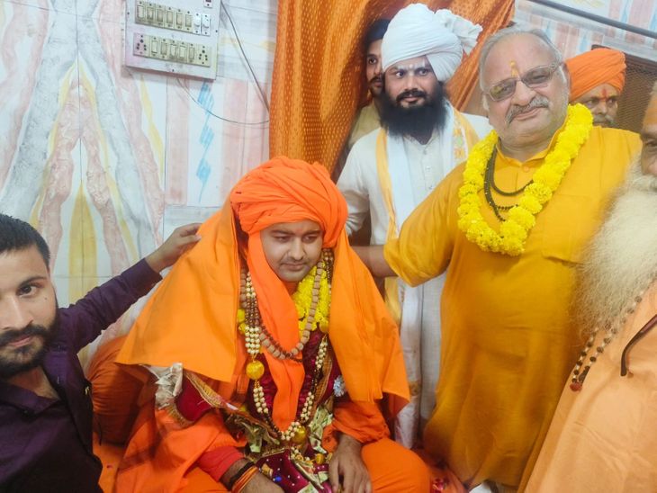 Enthronement of Vimalananda Saraswati at Naimisharanya