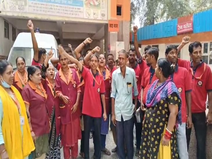 Lucknow - Civil Hospital - Sweepers protest at Civil Hospital, cleaning ...