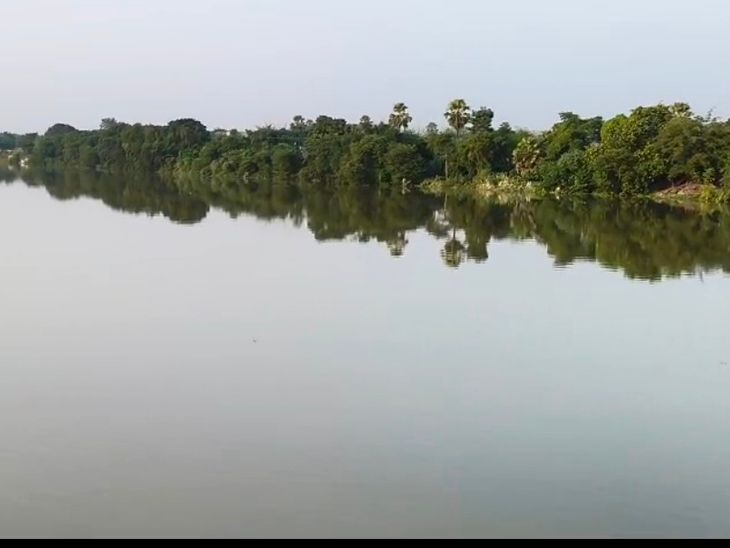 Budhi Gandak in spate, water spread inside the embankment