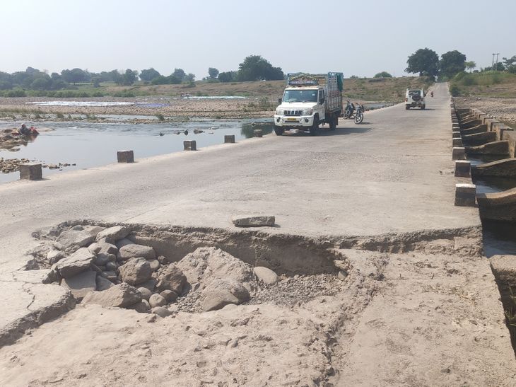 3 feet deep pit on Manawar Maan river bridge