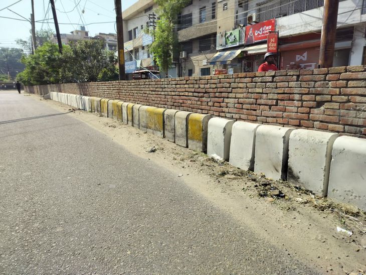 Notice issued to contractor for not completing the construction of ...