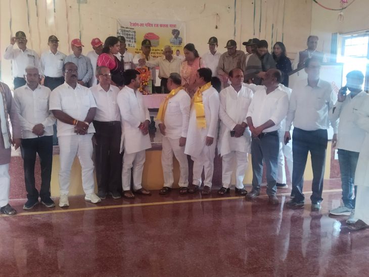 Ex-servicemen in Shikohabad demand Ahir Regiment | शिकोहाबाद में पूर्व ...