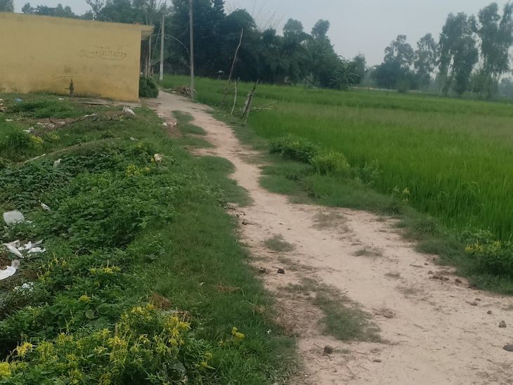 The road to Gaonwat Mata Temple in Shravasti is unpaved. | श्रावस्ती के ...