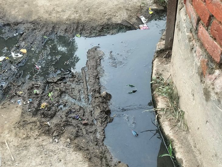 Cleaning system stalled in Kasimpur, dirty water on the main road ...