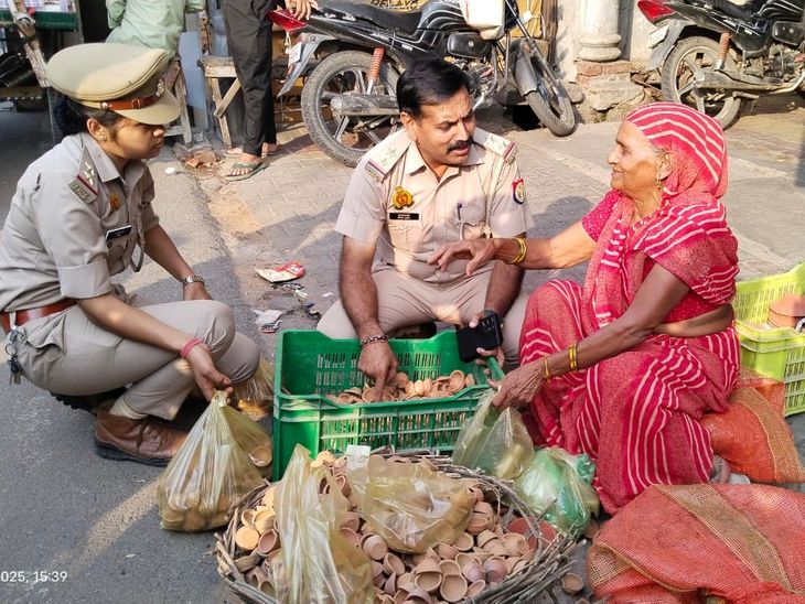 Hapur police celebrated Diwali with the poor.
