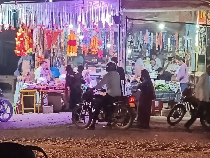 On Dhanteras, markets in Singhana were abuzz with shopping. | सिंघाना ...