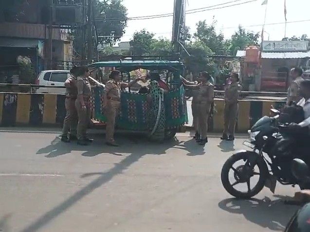 Woman gives birth to baby in e-rickshaw