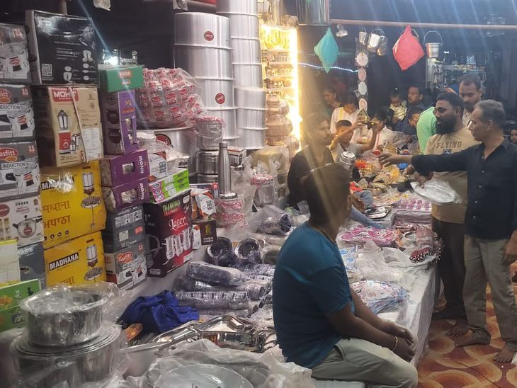 Crowds gathered in the markets on Dhanteras in Garautha