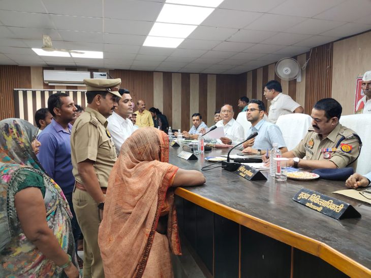 DM-SP heard public complaints in Kaushambi | कौशांबी में डीएम-एसपी ने ...