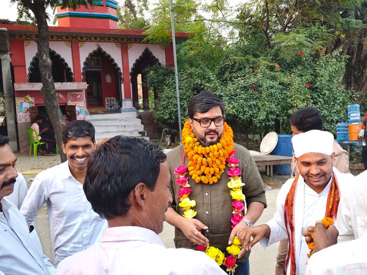 The MP greeted Asang Dev Maharaj. | सांसद ने असंग देव महाराज का अभिवादन ...